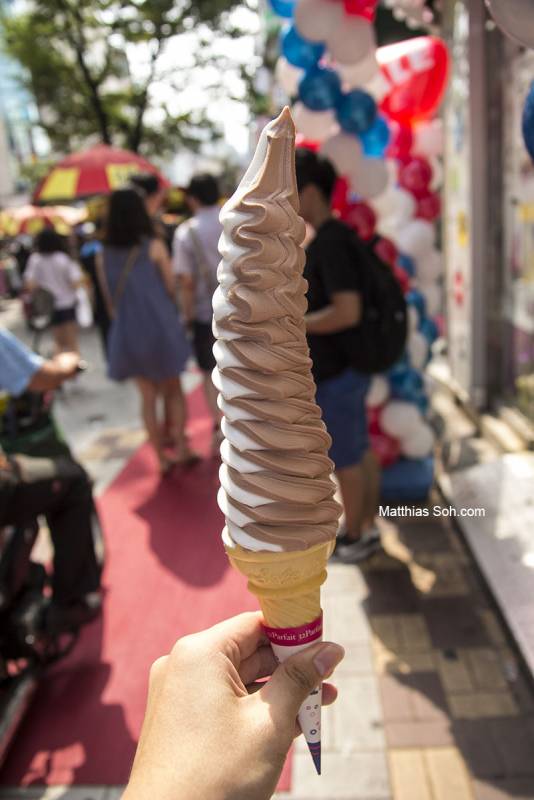 [Street Food] 32cm Long Ice Cream 32cm 소프트 아이스크림, Korea Restaurant and Cafe
