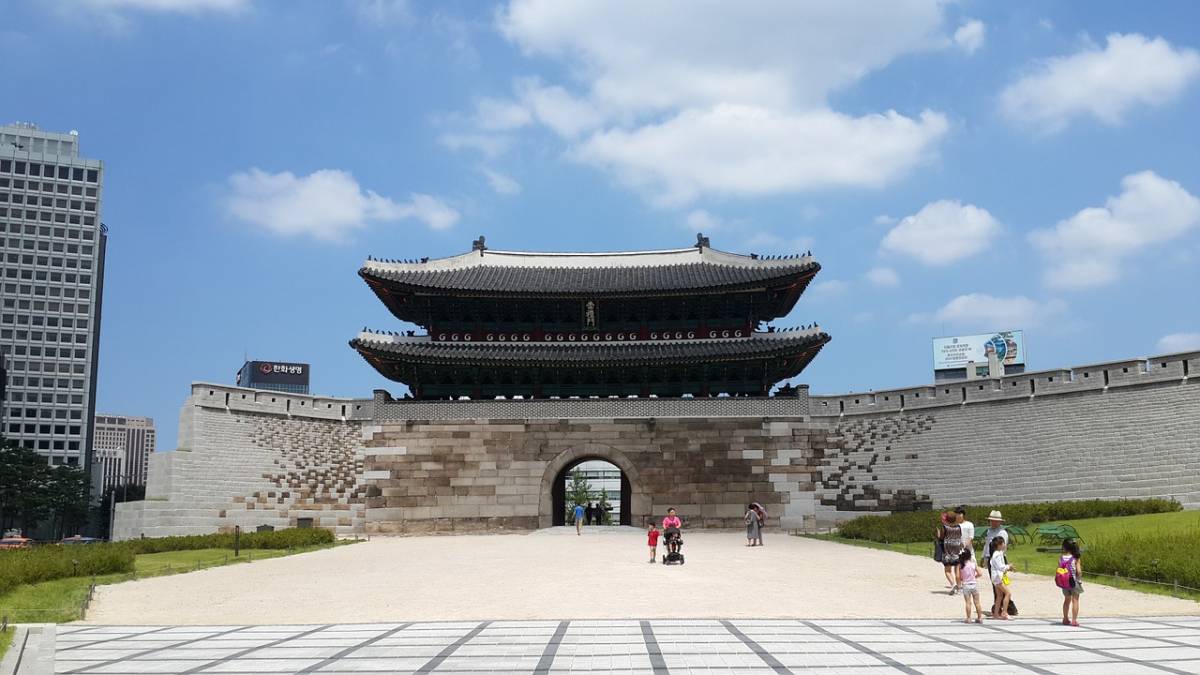 Sungnyemun Gate - Namdaemun Gate 숭례문 in Seoul, South Korea - Trazy ...